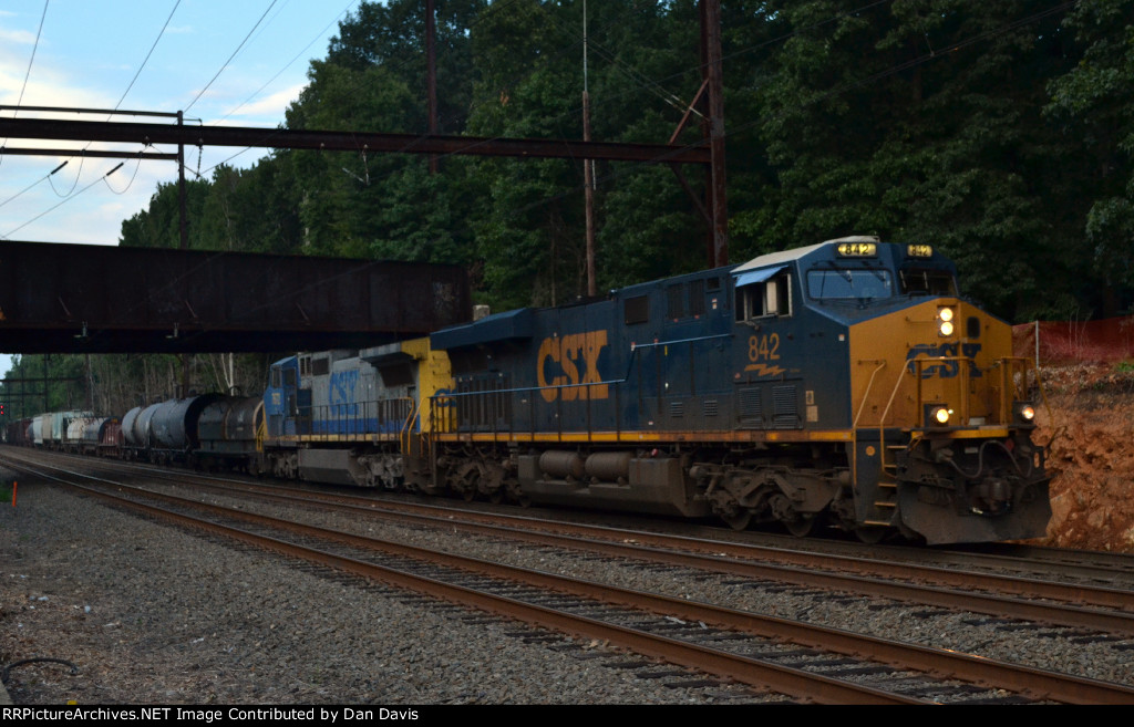 CSX ES44AH 842 leads Q409-27